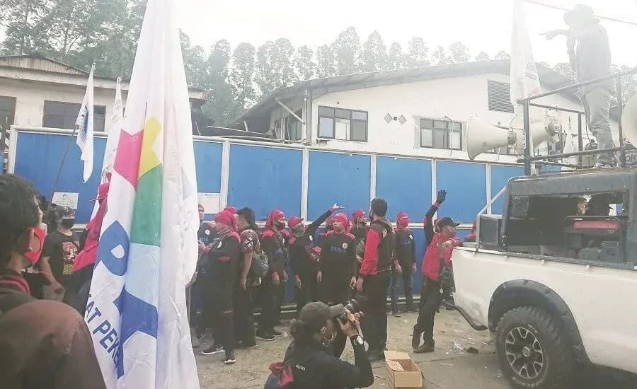 Tolak PHK, Puluhan Buruh PT HTP Metal Works Demo – Satelit News