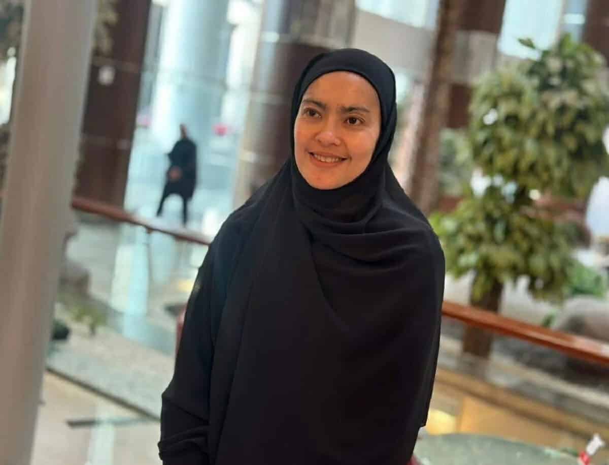 Kepasrahan Lola Amaria Akhirnya Berbuah Manis: Mencium Hajar Aswad