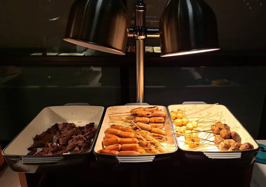 Kenikmatan BBQ Buffet Sizzle & Smoke Di Rooftop Vivere Hotel, Artotel ...