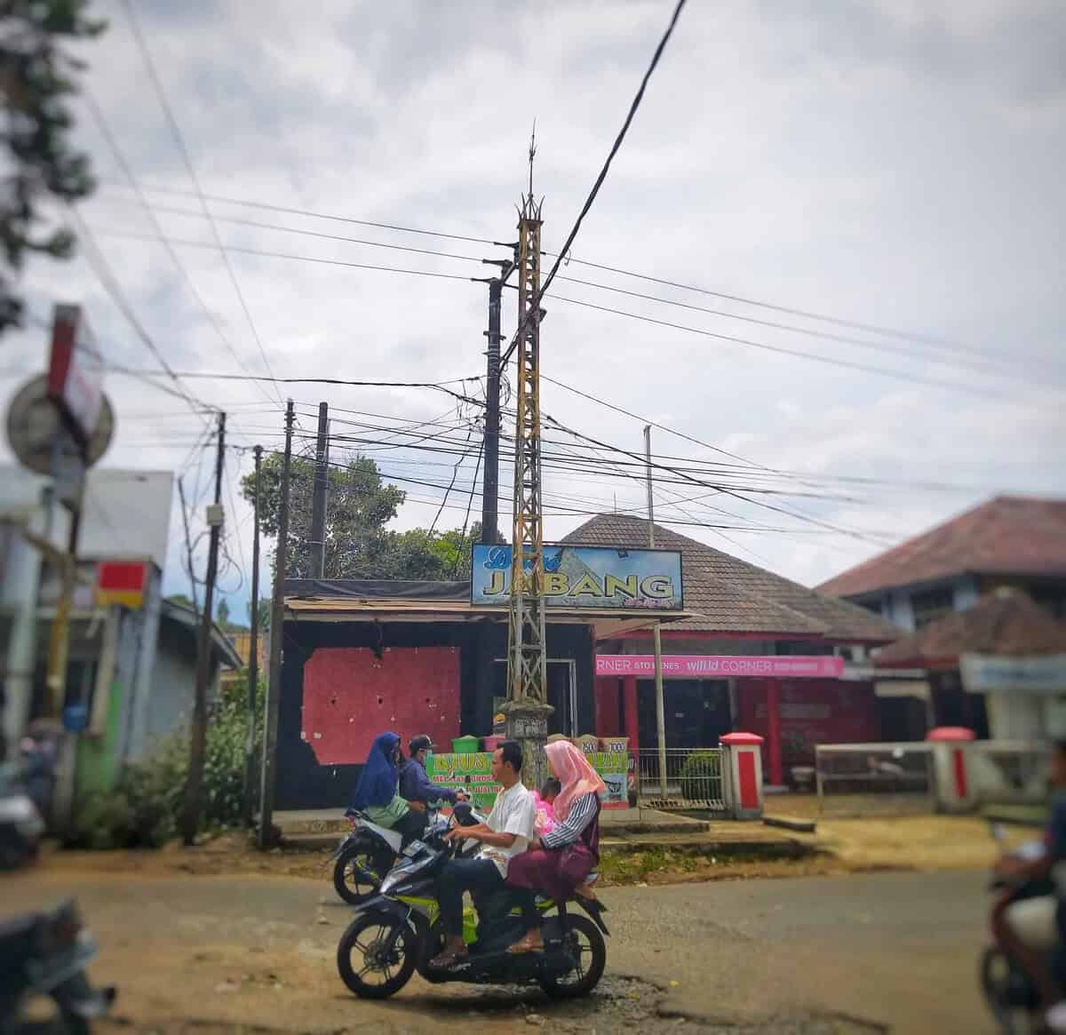 Tiang Listrik di Menes Pandeglang, Saksi Bisu Kelistrikan Era Kolonial ...