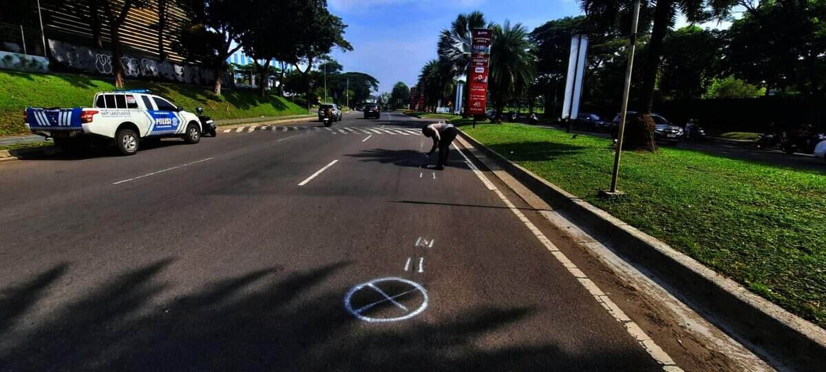 Dua Orang Terkapar di Jalan Setelah Minibus Tabrak Pemotor di Bintaro ...